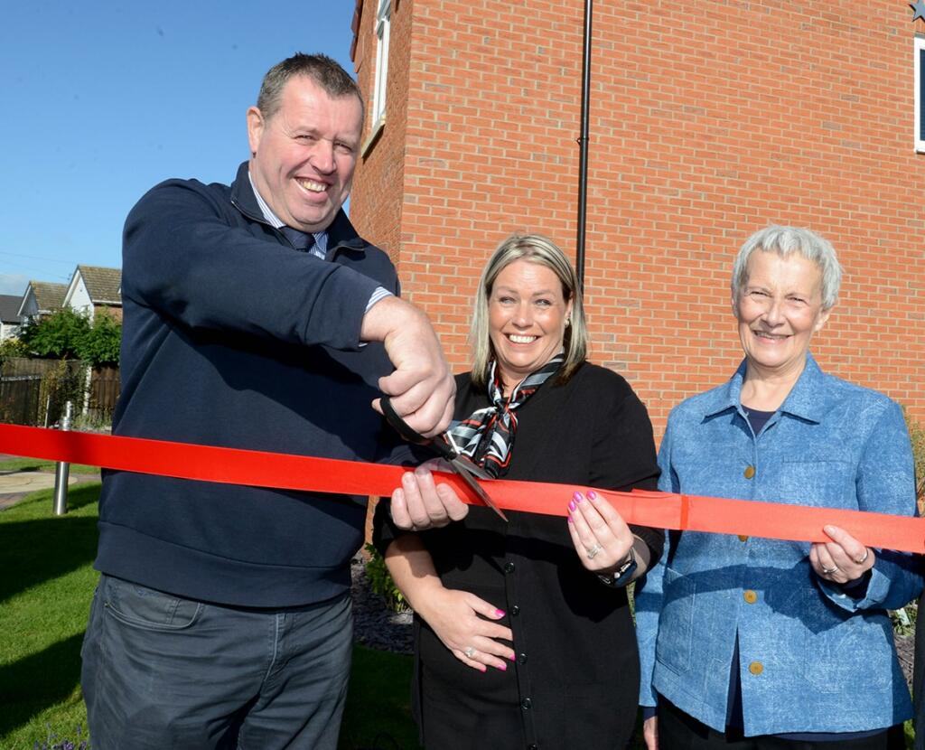 Local MP cuts the ribbon on brand-new showhomes at Bilsthorpe ...